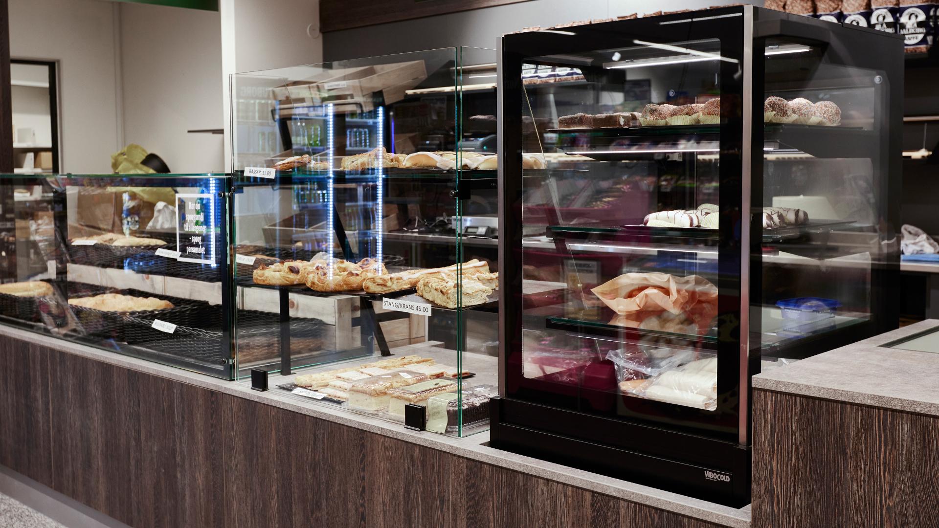 Nice, Narrow Service Counter | With a Straight Front Glass | Vibocold